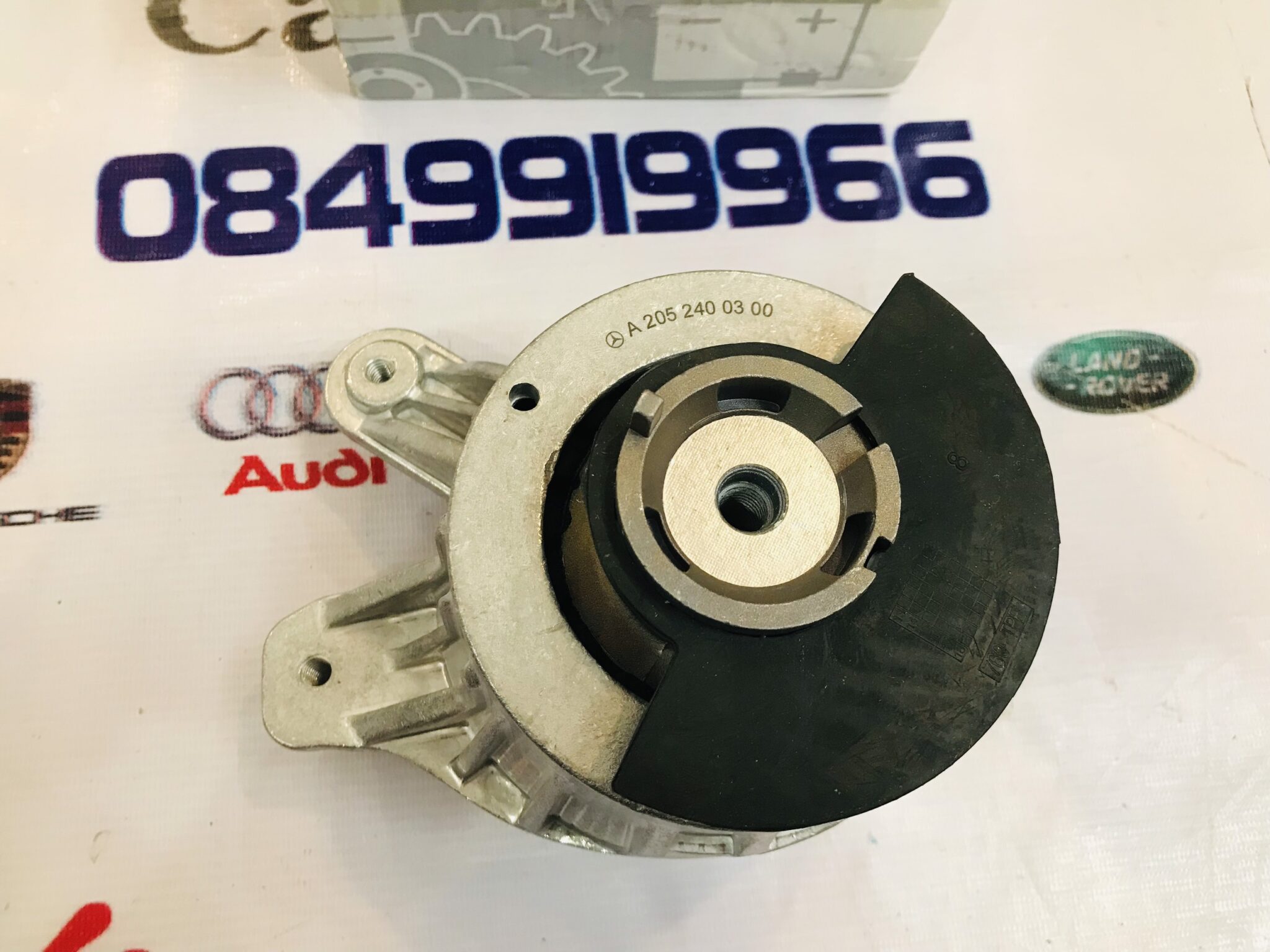 Cao su chân máy phải xe Mercedes C300 - 2052400300