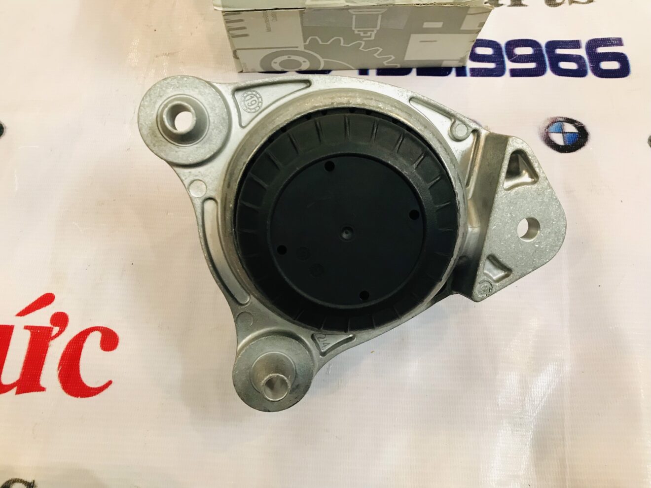 Cao su chân máy xe Mercedes - 4472410413